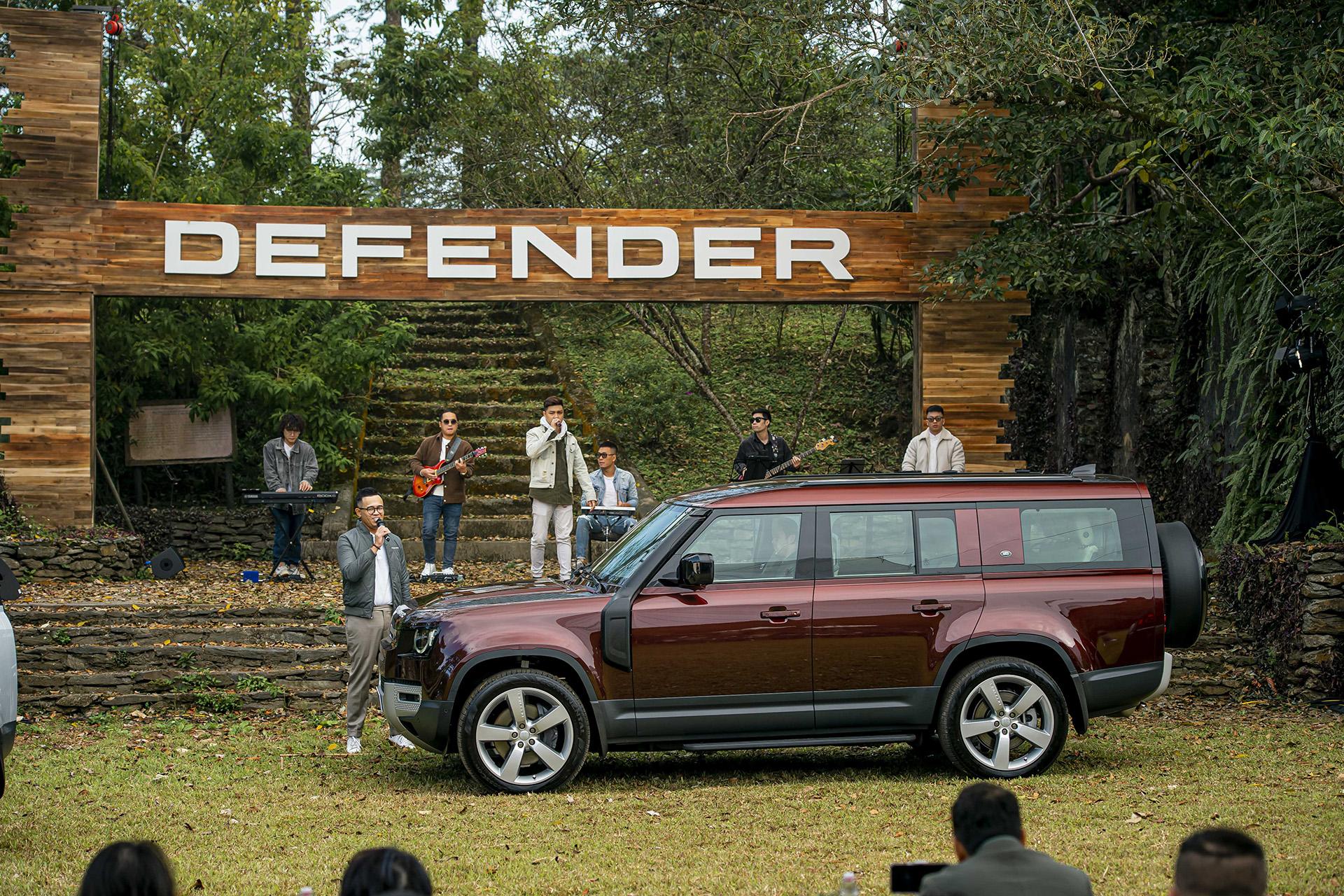 Land Rover Defender 130 giá cao nhất 7,9 tỷ đồng tại Việt Nam