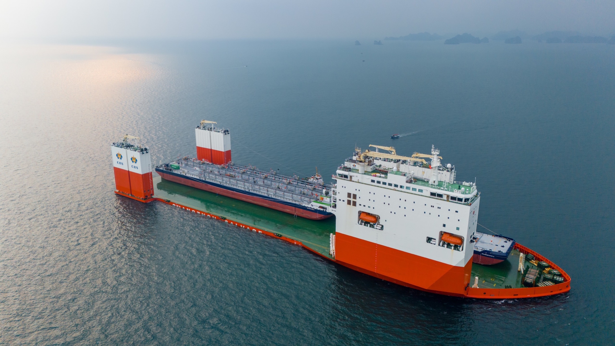 Cận cảnh quá trình đánh chìm tàu mẹ Hua Rui Long để đưa 2 sà lan biển ...