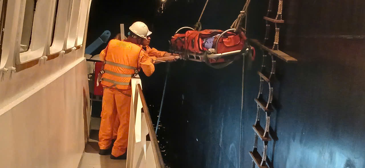 Cận cảnh đưa toàn bộ 20 thuyền viên trên tàu dầu GT Unity về bờ an toàn ...