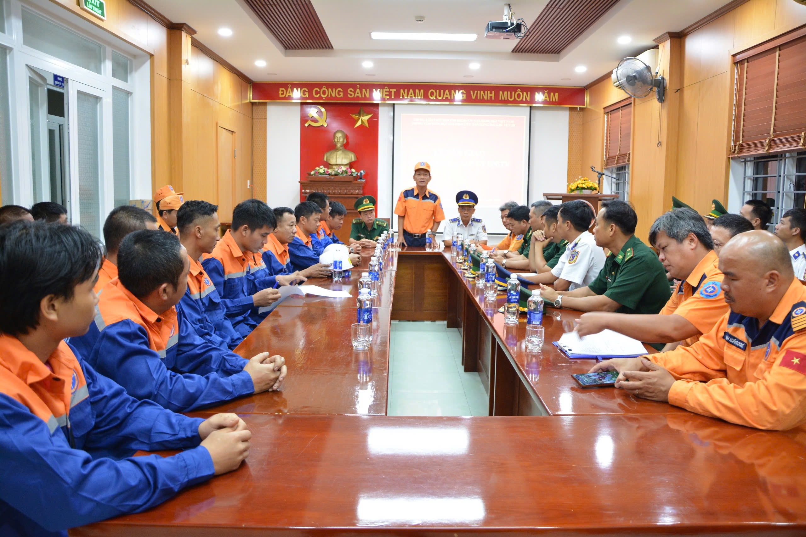 Cận cảnh đưa toàn bộ 20 thuyền viên trên tàu dầu GT Unity về bờ an toàn ...