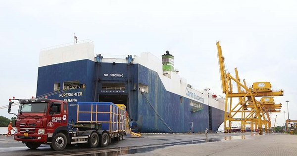 Tàu RoRo Foresighter với khối lượng thiết bị "khủng" cập cảng Hải Phòng | Tạp chí Giao thông vận tải