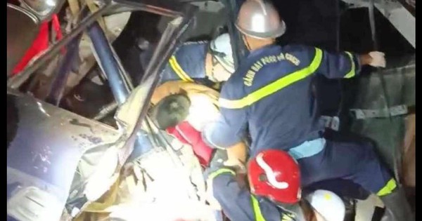 TNGT 2 ô tô đầu kéo, Hà Nội, tài xế kẹt trong cacbin