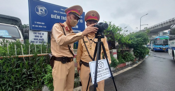 [Video] Cận cảnh CSGT dùng camera lưu động “phạt nguội” người đi xe máy ...