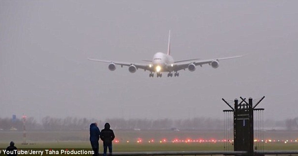 Máy bay A380 trổ tài hạ cánh chiều ngang trong bão lớn | Tạp chí Giao ...